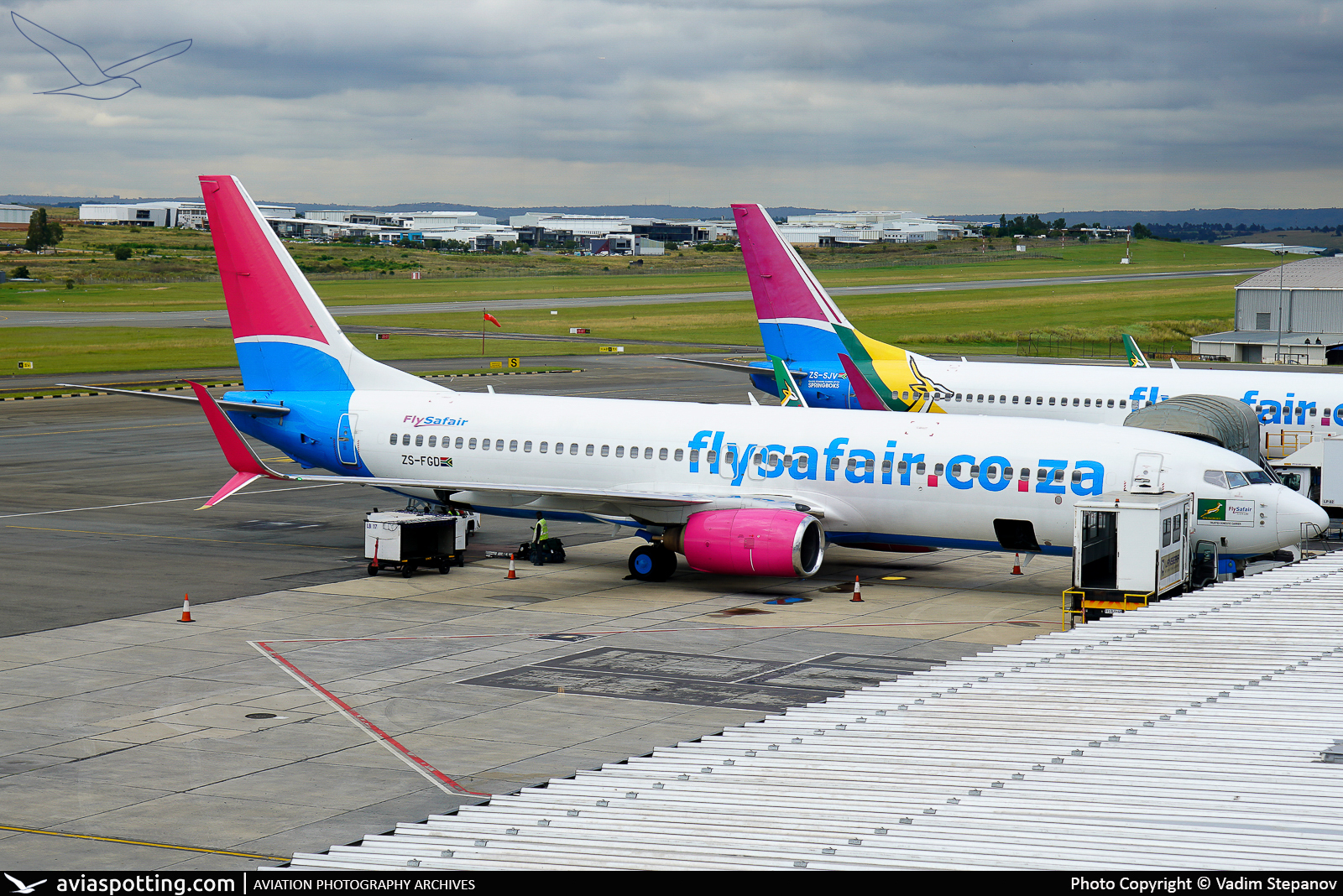 ZS-FGD B737-800 FlySafair / ZS-SJV B737-800 FlySafair HLA ...