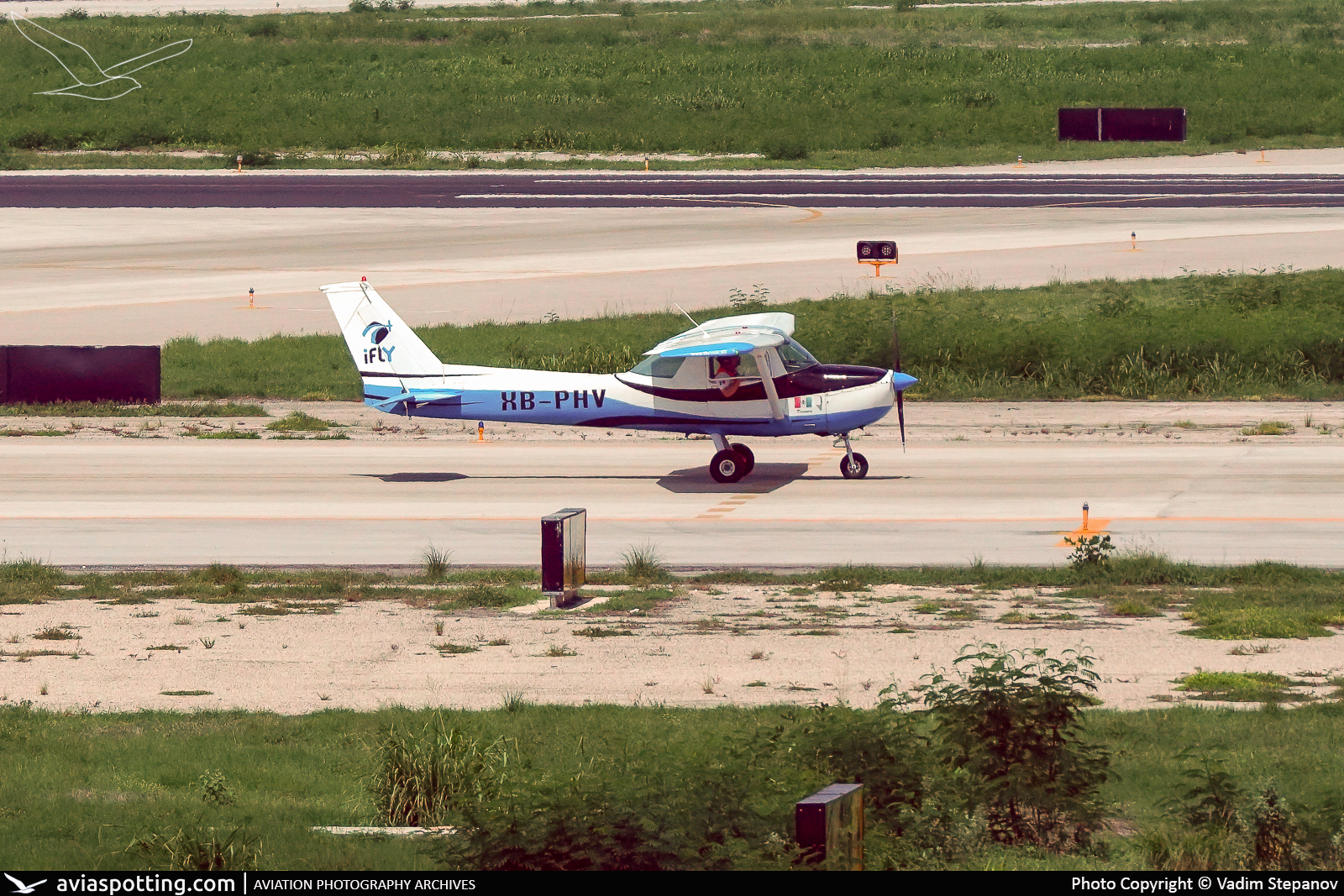 XB-PHV Cessna 150M iFly Escuela de Vuelo MID – aviaspotting.com
